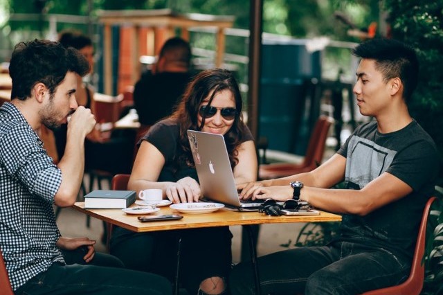 How to Network in College [10+ Networking Tips for Students]